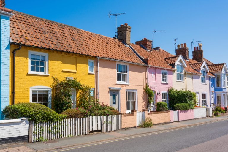 Gap between flat and house prices reaches 30-year high: Zoopla ...